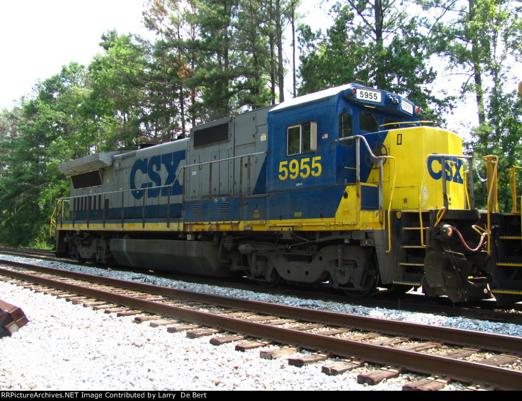 CSX 5955 Shut down for the weekend at the doghouse